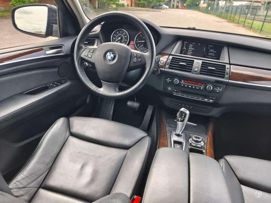 Black BMW X5 2011 in Siauliai, with an engine capacity of 3.00 L and mileage of 352 thousand km for 9500 €, photo 11 on AUTOMOTO.COM.LV