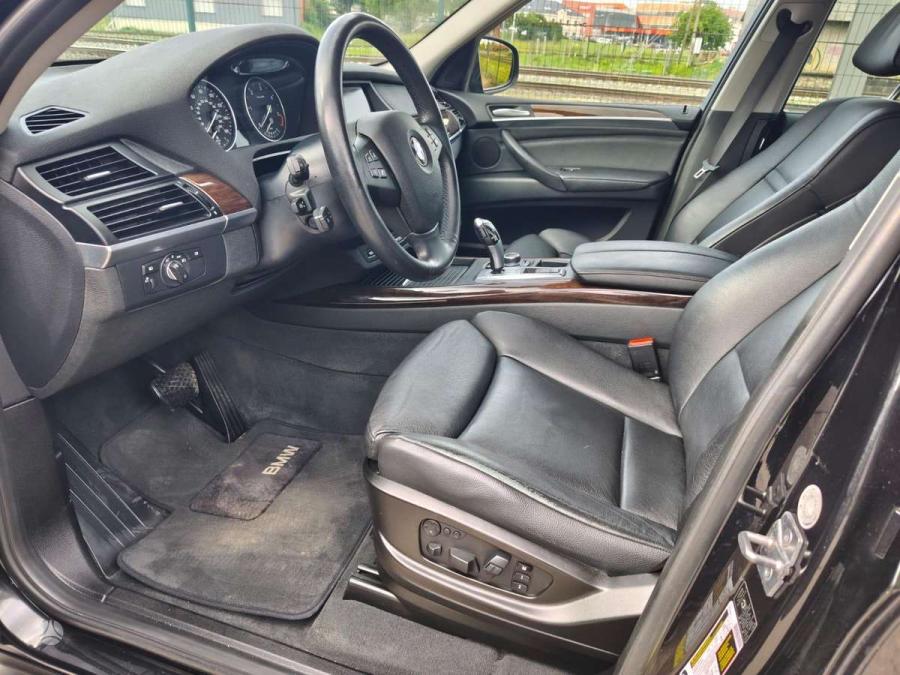 Black BMW X5 2011 in Siauliai, with an engine capacity of 3.00 L and mileage of 352 thousand km for 9500 €, photo 13 on AUTOMOTO.COM.LV