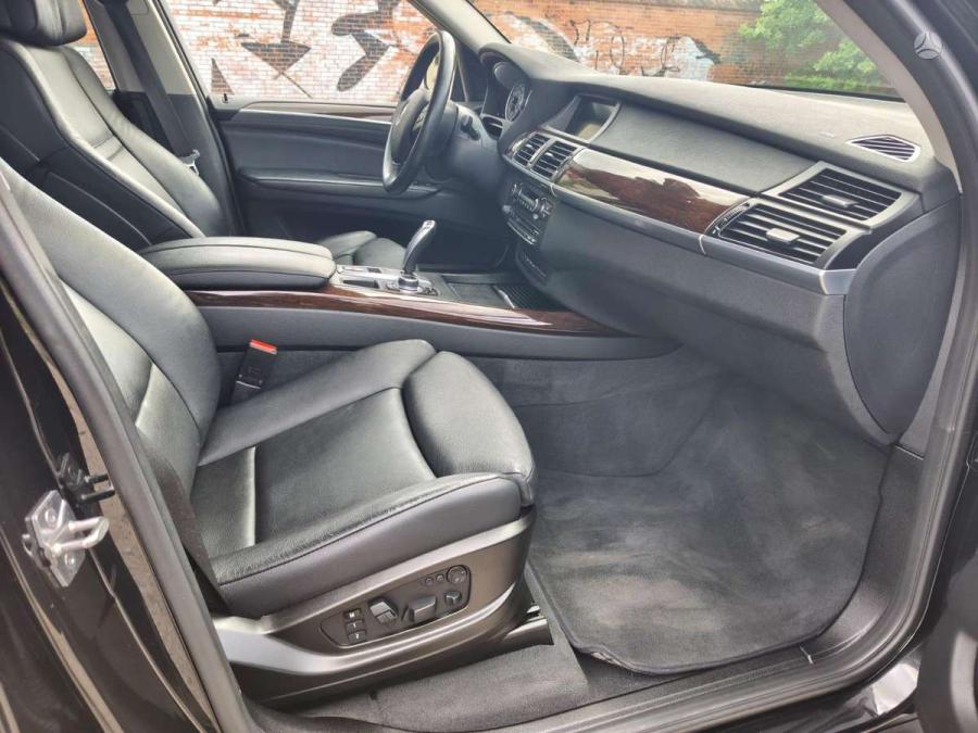 Black BMW X5 2011 in Siauliai, with an engine capacity of 3.00 L and mileage of 352 thousand km for 9500 €, photo 14 on AUTOMOTO.COM.LV