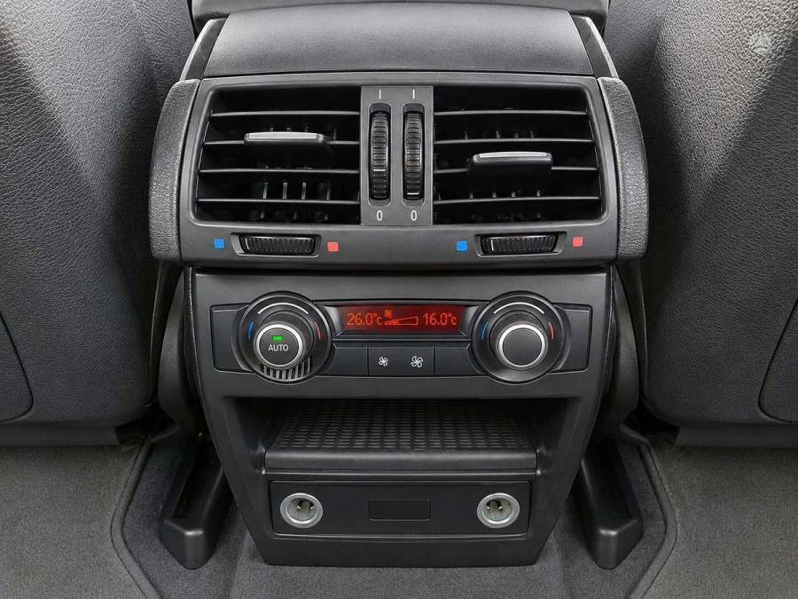 Black BMW X5 2011 in Siauliai, with an engine capacity of 3.00 L and mileage of 352 thousand km for 9500 €, photo 22 on AUTOMOTO.COM.LV