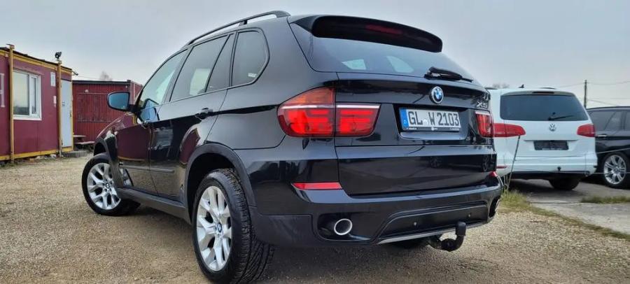 Black BMW X5 2011 in Riga, with an engine capacity of 3.00 L and mileage of 313 thousand km for 11900 €, photo 4 on AUTOMOTO.COM.LV