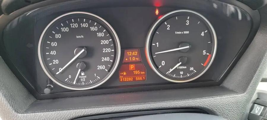 Black BMW X5 2011 in Riga, with an engine capacity of 3.00 L and mileage of 313 thousand km for 11900 €, photo 12 on AUTOMOTO.COM.LV