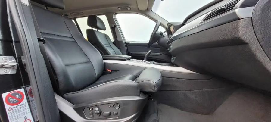 Black BMW X5 2011 in Riga, with an engine capacity of 3.00 L and mileage of 313 thousand km for 11900 €, photo 19 on AUTOMOTO.COM.LV