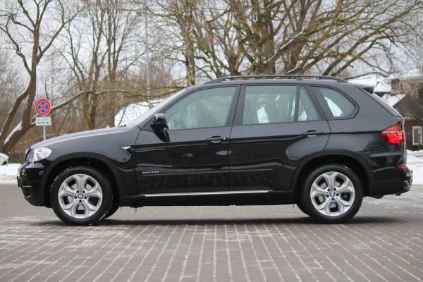 Black BMW X5 2011 in Riga, with an engine capacity of 3.00 L and mileage of 265 thousand km for 11690 €, photo 3 on AUTOMOTO.COM.LV