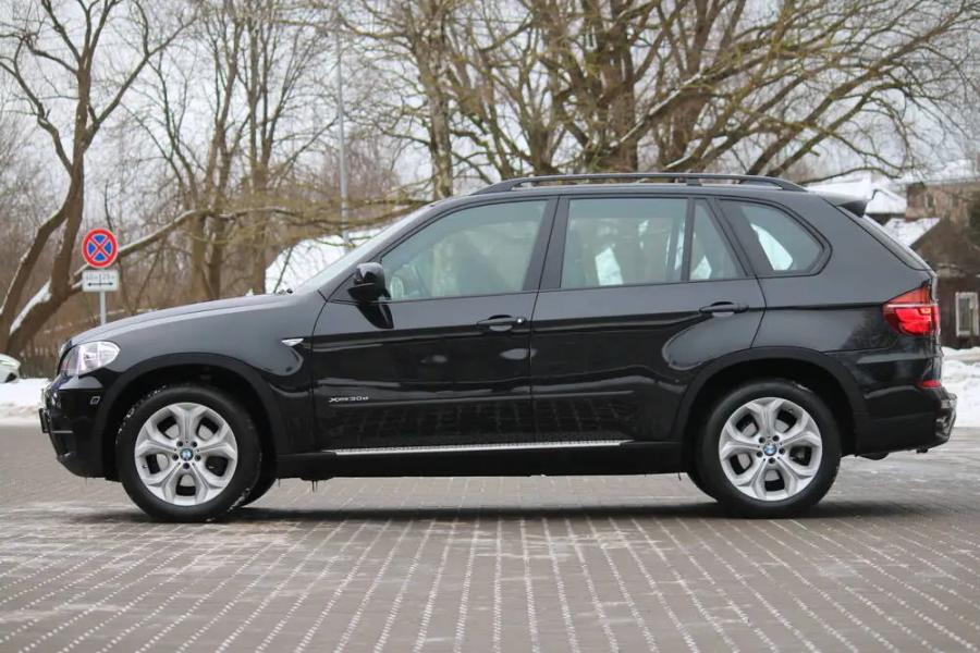 Black BMW X5 2011 in Riga, with an engine capacity of 3.00 L and mileage of 265 thousand km for 11690 €, photo 4 on AUTOMOTO.COM.LV