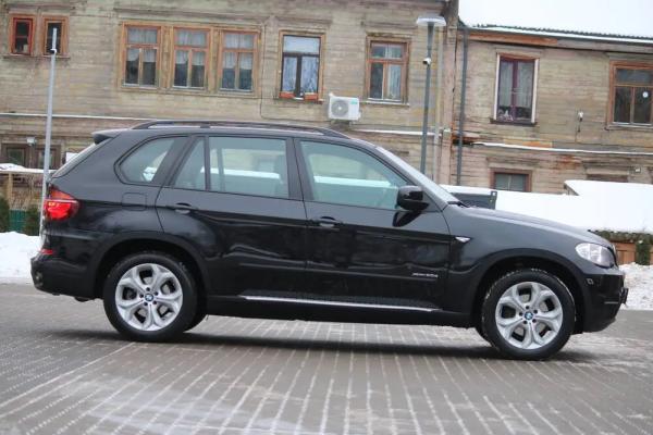 Black BMW X5 2011 in Riga, with an engine capacity of 3.00 L and mileage of 265 thousand km for 11690 €, photo 4 on AUTOMOTO.COM.LV