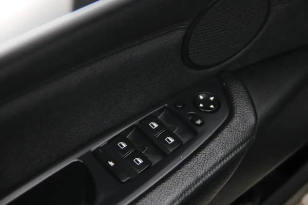 Black BMW X5 2011 in Riga, with an engine capacity of 3.00 L and mileage of 265 thousand km for 11690 €, photo 8 on AUTOMOTO.COM.LV
