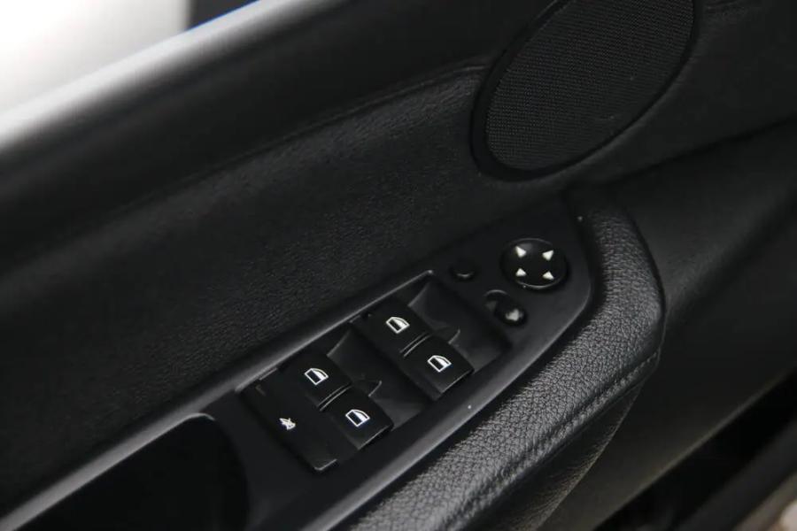 Black BMW X5 2011 in Riga, with an engine capacity of 3.00 L and mileage of 265 thousand km for 11690 €, photo 9 on AUTOMOTO.COM.LV