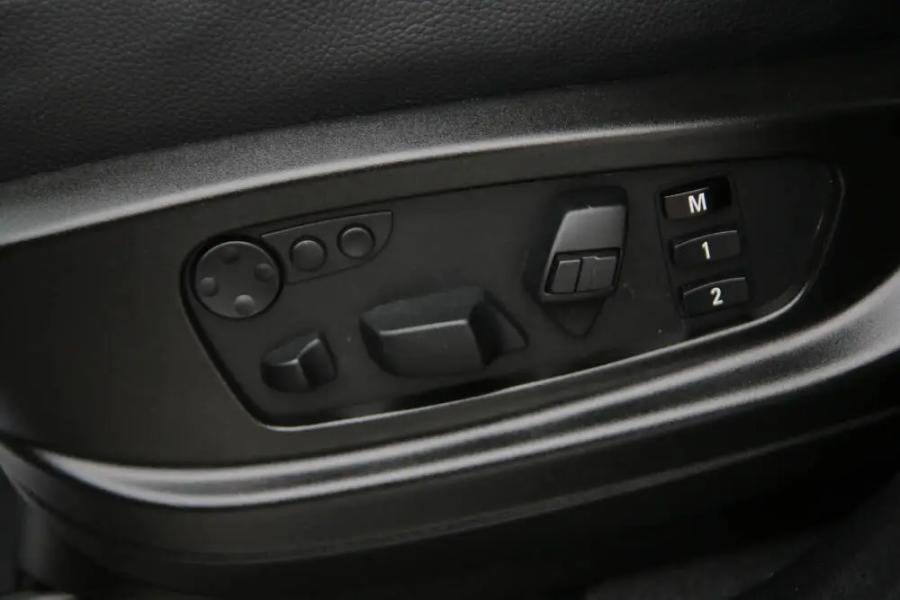 Black BMW X5 2011 in Riga, with an engine capacity of 3.00 L and mileage of 265 thousand km for 11690 €, photo 10 on AUTOMOTO.COM.LV