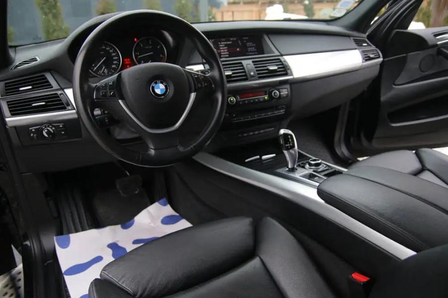 Black BMW X5 2011 in Riga, with an engine capacity of 3.00 L and mileage of 265 thousand km for 11690 €, photo 12 on AUTOMOTO.COM.LV