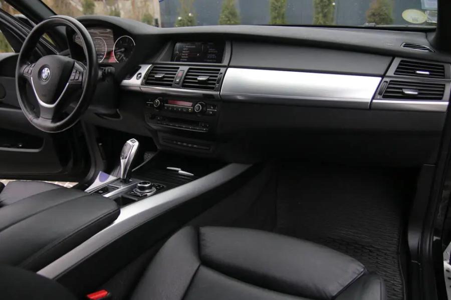 Black BMW X5 2011 in Riga, with an engine capacity of 3.00 L and mileage of 265 thousand km for 11690 €, photo 15 on AUTOMOTO.COM.LV