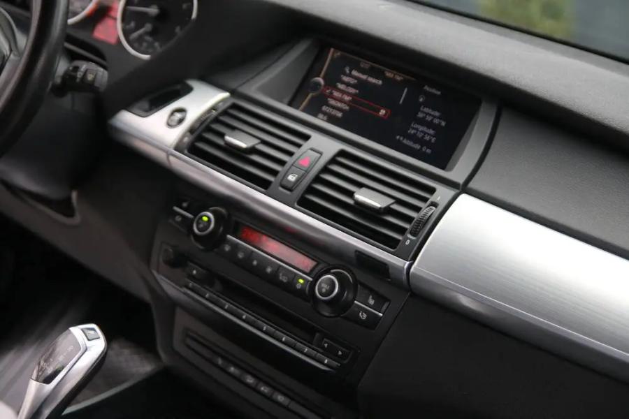 Black BMW X5 2011 in Riga, with an engine capacity of 3.00 L and mileage of 265 thousand km for 11690 €, photo 16 on AUTOMOTO.COM.LV