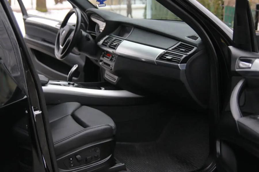 Black BMW X5 2011 in Riga, with an engine capacity of 3.00 L and mileage of 265 thousand km for 11690 €, photo 18 on AUTOMOTO.COM.LV