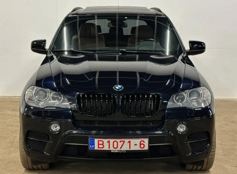 Black BMW X5 2011 in Jurmala, with an engine capacity of 3.00 L and mileage of 275 thousand km for 15450 €, photo 4 on AUTOMOTO.COM.LV