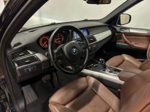 Black BMW X5 2011 in Jurmala, with an engine capacity of 3.00 L and mileage of 275 thousand km for 15450 €, photo 18 on AUTOMOTO.COM.LV