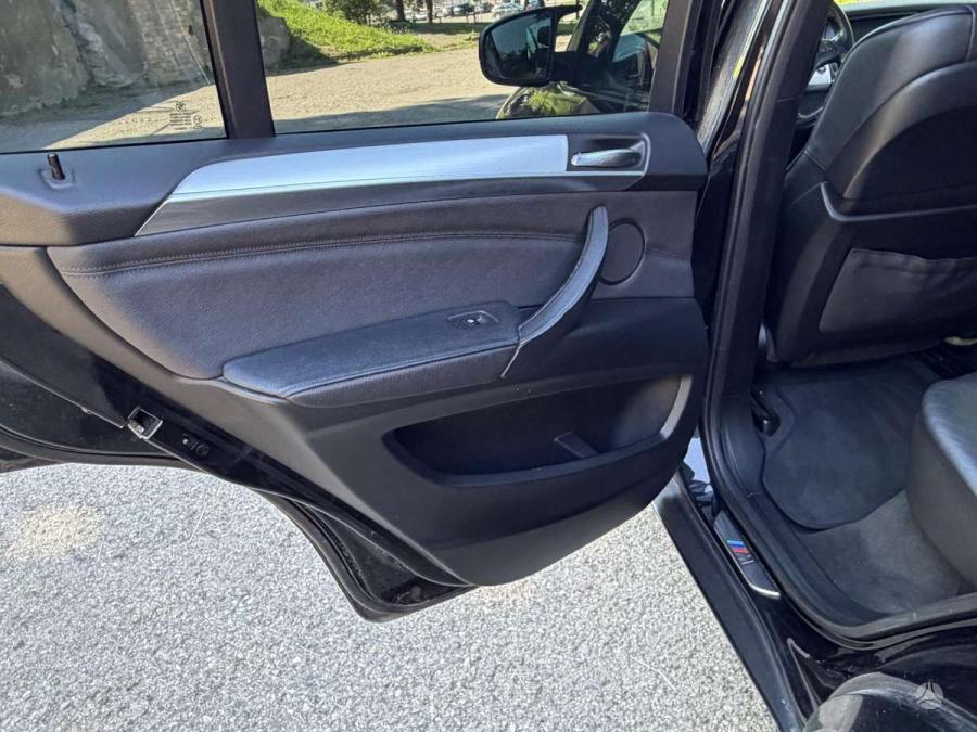 Black BMW X5 2011 in Telschi, with an engine capacity of 3.00 L and mileage of 330 thousand km for 10800 €, photo 17 on AUTOMOTO.COM.LV