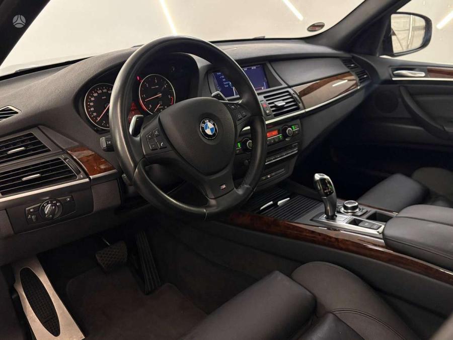 Black BMW X5 2011 in Marijampole, with an engine capacity of 2.99 L and mileage of 250 thousand km for 12450 €, photo 3 on AUTOMOTO.COM.LV