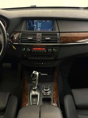 Black BMW X5 2011 in Marijampole, with an engine capacity of 2.99 L and mileage of 250 thousand km for 12450 €, photo 5 on AUTOMOTO.COM.LV