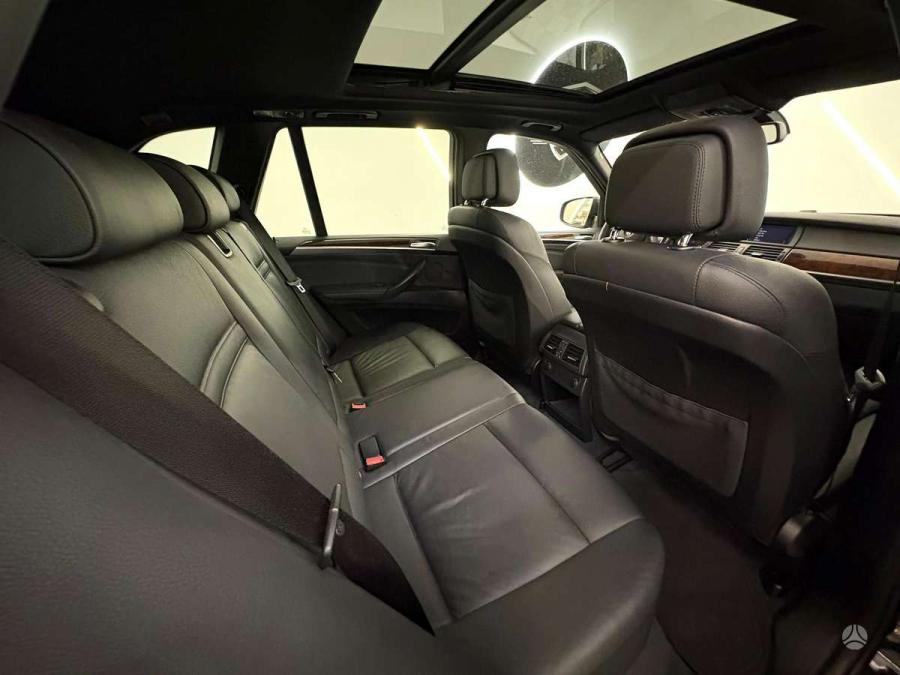 Black BMW X5 2011 in Marijampole, with an engine capacity of 2.99 L and mileage of 250 thousand km for 12450 €, photo 6 on AUTOMOTO.COM.LV