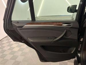 Black BMW X5 2011 in Marijampole, with an engine capacity of 2.99 L and mileage of 250 thousand km for 12450 €, photo 17 on AUTOMOTO.COM.LV