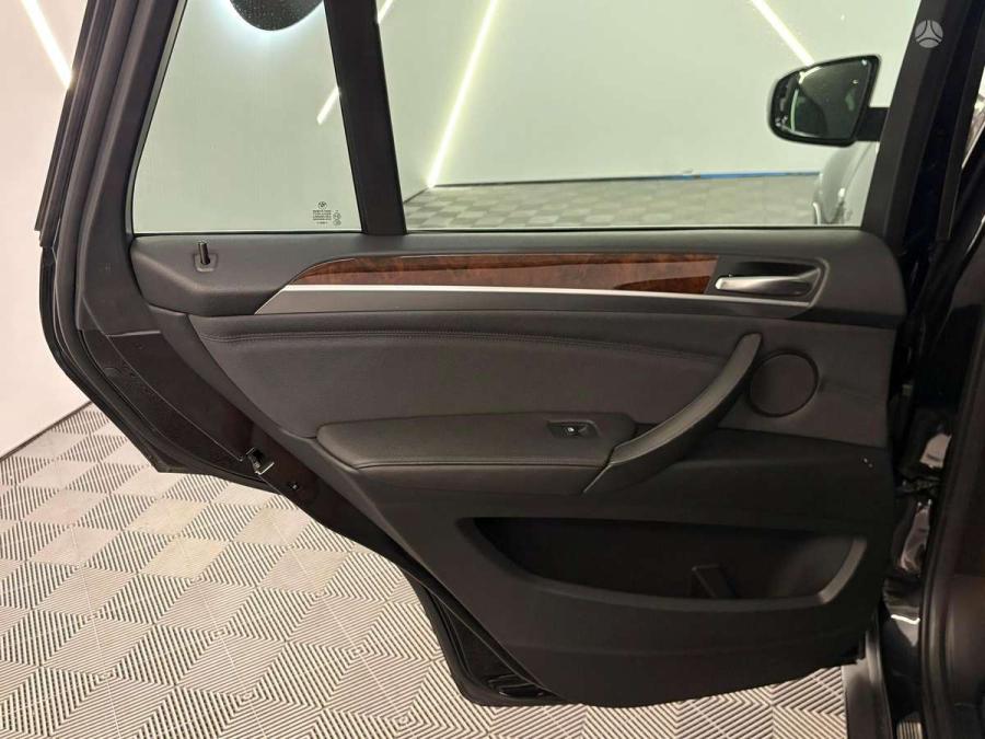 Black BMW X5 2011 in Marijampole, with an engine capacity of 2.99 L and mileage of 250 thousand km for 12450 €, photo 17 on AUTOMOTO.COM.LV