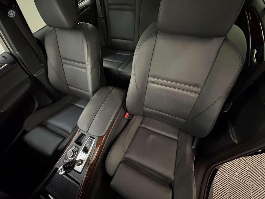 Black BMW X5 2011 in Marijampole, with an engine capacity of 2.99 L and mileage of 250 thousand km for 12450 €, photo 19 on AUTOMOTO.COM.LV