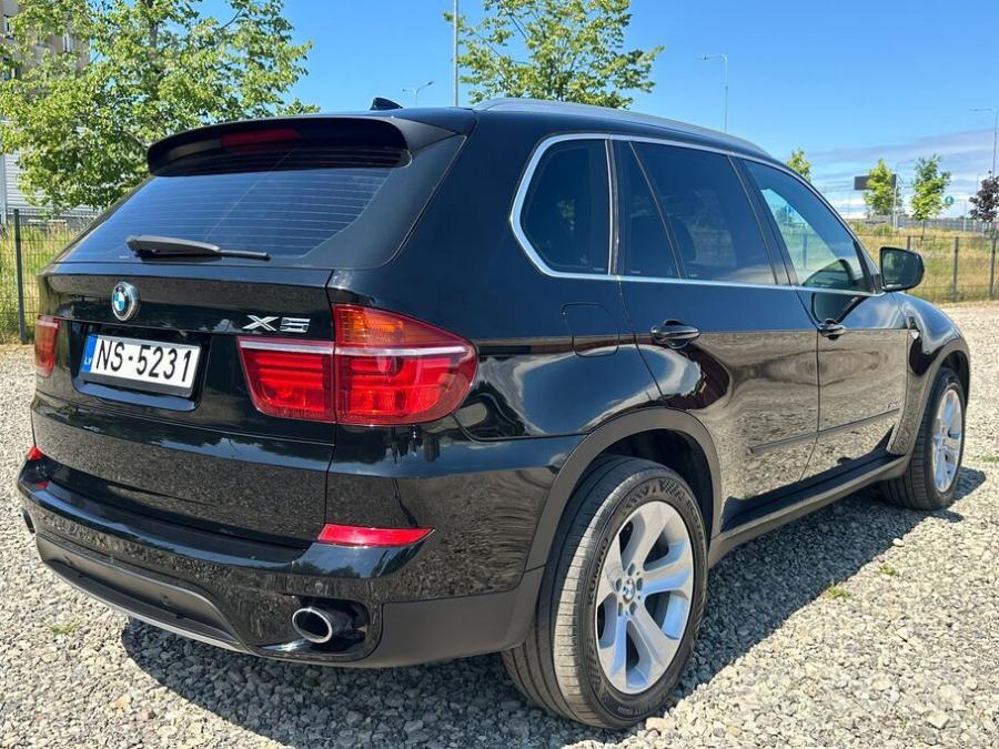 Black BMW X5 2011 in Riga, with an engine capacity of 3.00 L and mileage of 282 thousand km for 12000 €, photo 4 on AUTOMOTO.COM.LV