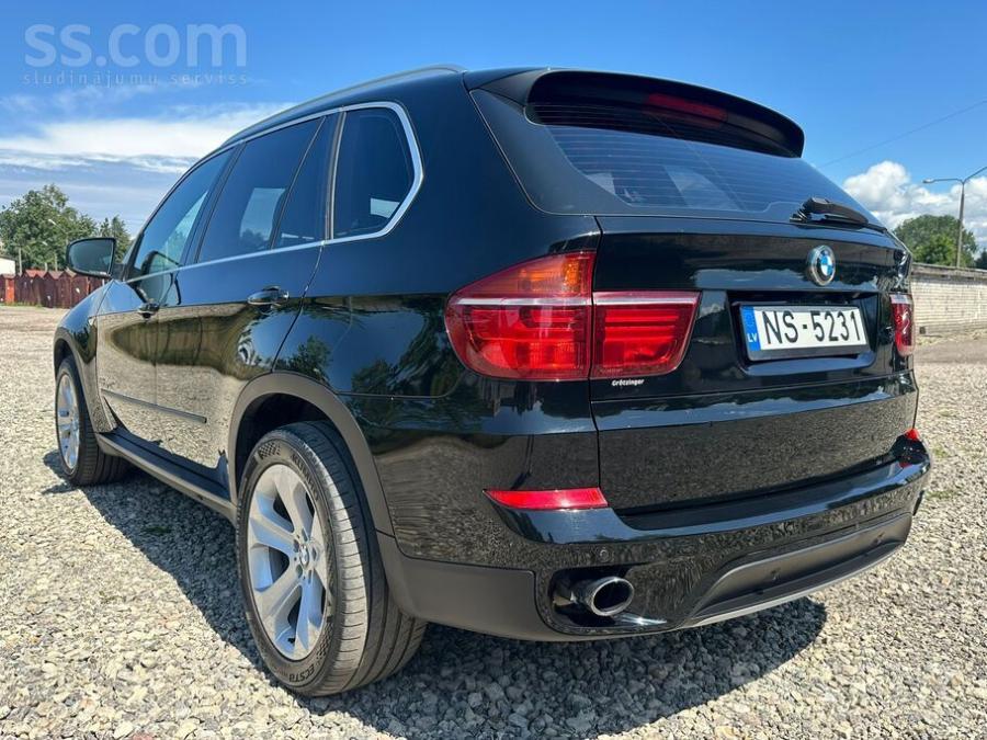 Black BMW X5 2011 in Riga, with an engine capacity of 3.00 L and mileage of 282 thousand km for 12000 €, photo 6 on AUTOMOTO.COM.LV