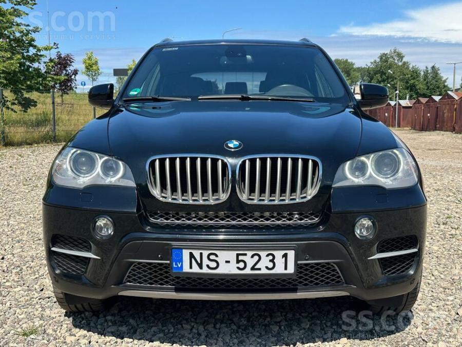 Black BMW X5 2011 in Riga, with an engine capacity of 3.00 L and mileage of 282 thousand km for 12000 €, photo 9 on AUTOMOTO.COM.LV