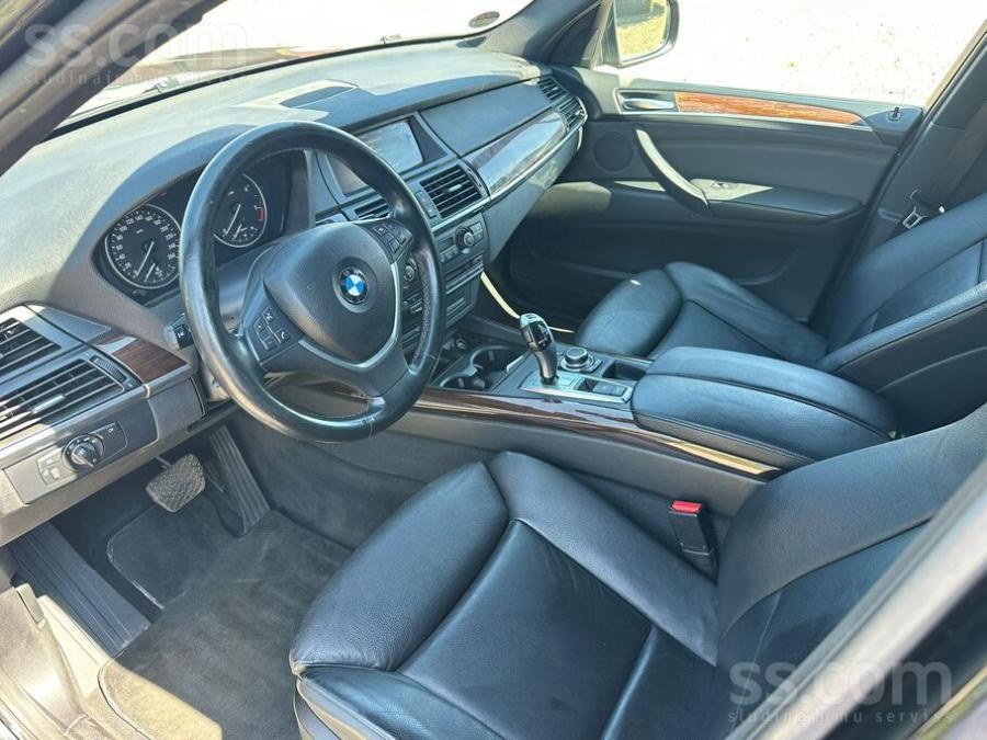 Black BMW X5 2011 in Riga, with an engine capacity of 3.00 L and mileage of 282 thousand km for 12000 €, photo 10 on AUTOMOTO.COM.LV