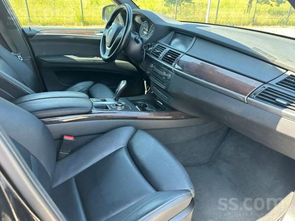 Black BMW X5 2011 in Riga, with an engine capacity of 3.00 L and mileage of 282 thousand km for 12000 €, photo 10 on AUTOMOTO.COM.LV