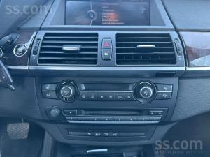 Black BMW X5 2011 in Riga, with an engine capacity of 3.00 L and mileage of 282 thousand km for 12000 €, photo 13 on AUTOMOTO.COM.LV