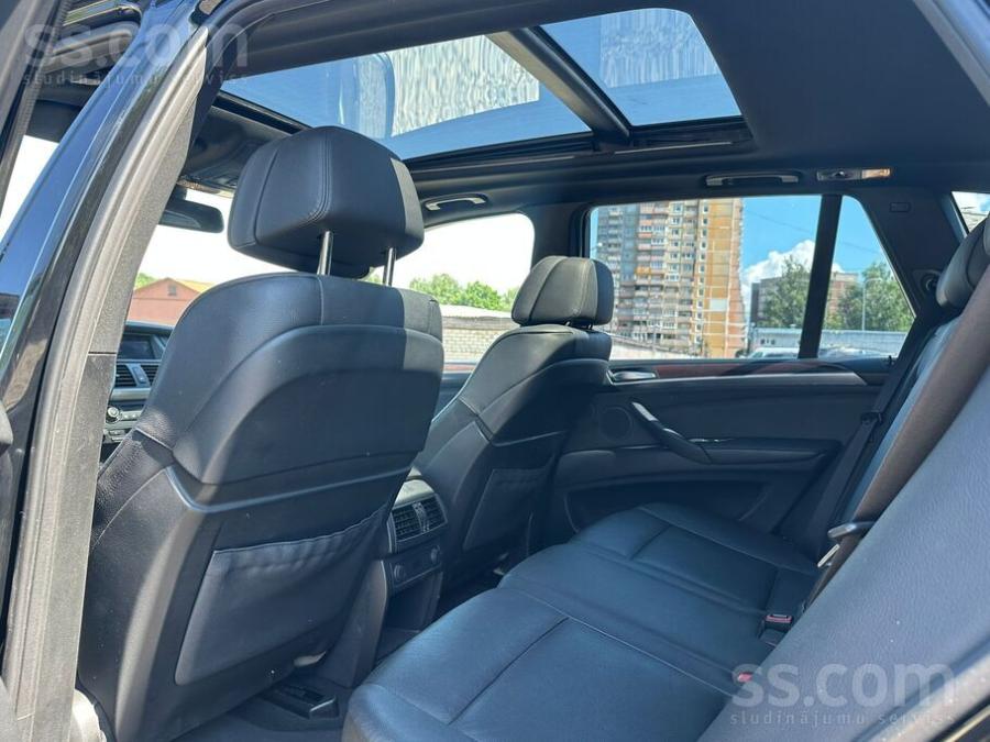 Black BMW X5 2011 in Riga, with an engine capacity of 3.00 L and mileage of 282 thousand km for 12000 €, photo 18 on AUTOMOTO.COM.LV