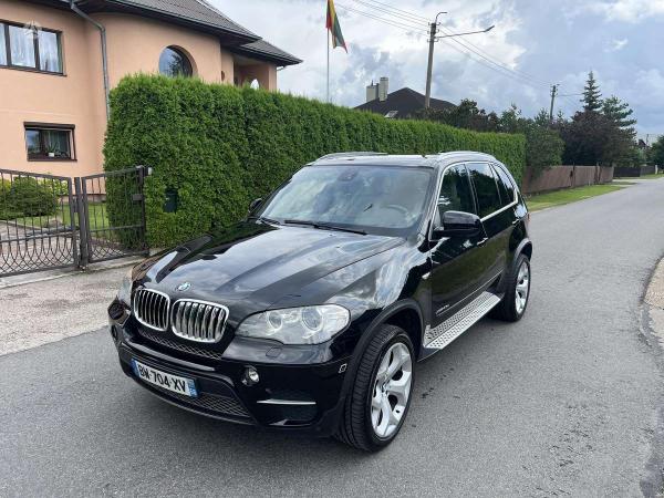 Black BMW X5 2011 in Kaunas, with an engine capacity of 2.99 L and mileage of 260 thousand km for 11950 €, photo 1 on AUTOMOTO.COM.LV