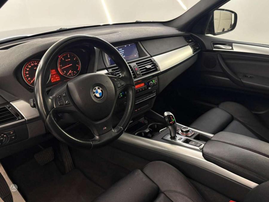 Black BMW X5 2011 in Marijampole, with an engine capacity of 2.99 L and mileage of 268 thousand km for 10999 €, photo 3 on AUTOMOTO.COM.LV