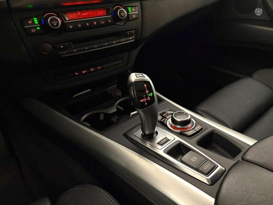 Black BMW X5 2011 in Marijampole, with an engine capacity of 2.99 L and mileage of 268 thousand km for 10999 €, photo 13 on AUTOMOTO.COM.LV