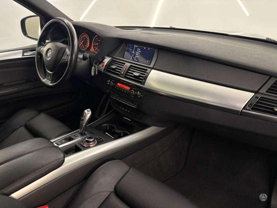 Black BMW X5 2011 in Marijampole, with an engine capacity of 2.99 L and mileage of 268 thousand km for 10999 €, photo 15 on AUTOMOTO.COM.LV