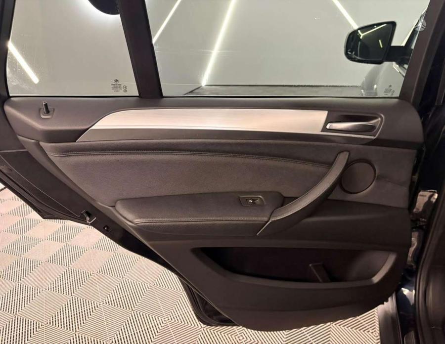 Black BMW X5 2011 in Marijampole, with an engine capacity of 2.99 L and mileage of 268 thousand km for 10999 €, photo 20 on AUTOMOTO.COM.LV
