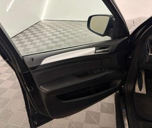 Black BMW X5 2011 in Marijampole, with an engine capacity of 2.99 L and mileage of 268 thousand km for 10999 €, photo 28 on AUTOMOTO.COM.LV
