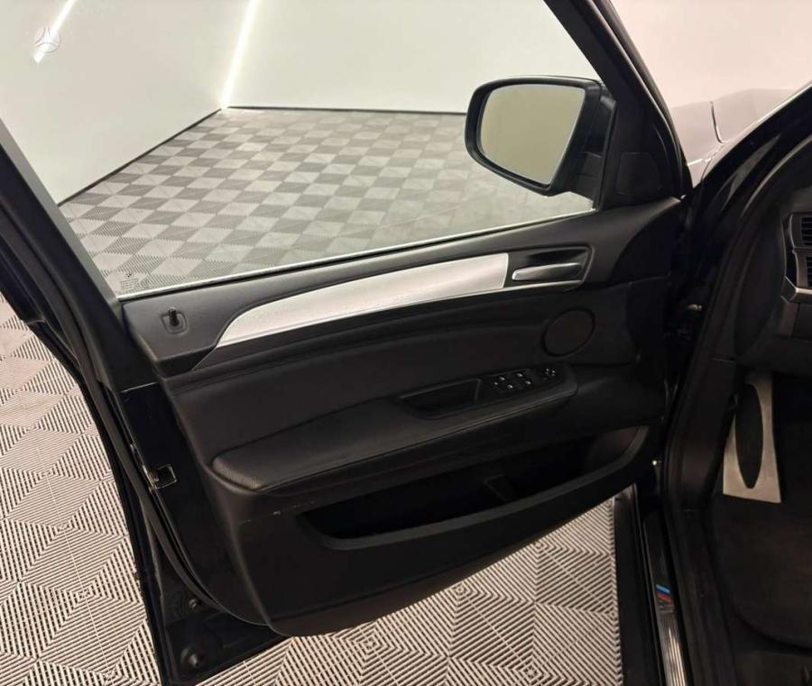 Black BMW X5 2011 in Marijampole, with an engine capacity of 2.99 L and mileage of 268 thousand km for 10999 €, photo 28 on AUTOMOTO.COM.LV