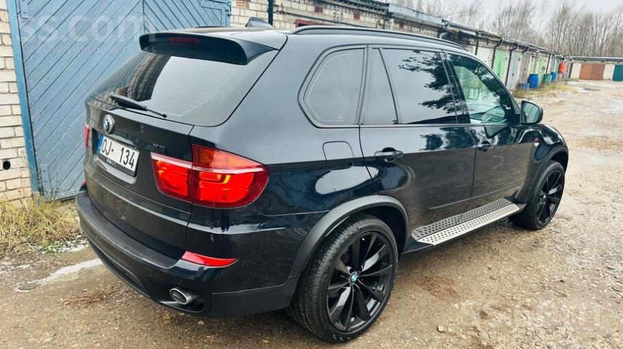Black BMW X5 2011 in Riga, with an engine capacity of 3.00 L and mileage of 275 thousand km for 12700 €, photo 4 on AUTOMOTO.COM.LV