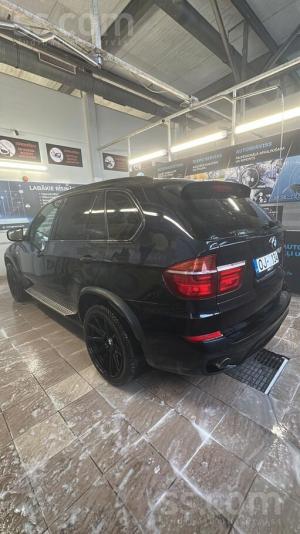 Black BMW X5 2011 in Riga, with an engine capacity of 3.00 L and mileage of 275 thousand km for 12700 €, photo 5 on AUTOMOTO.COM.LV