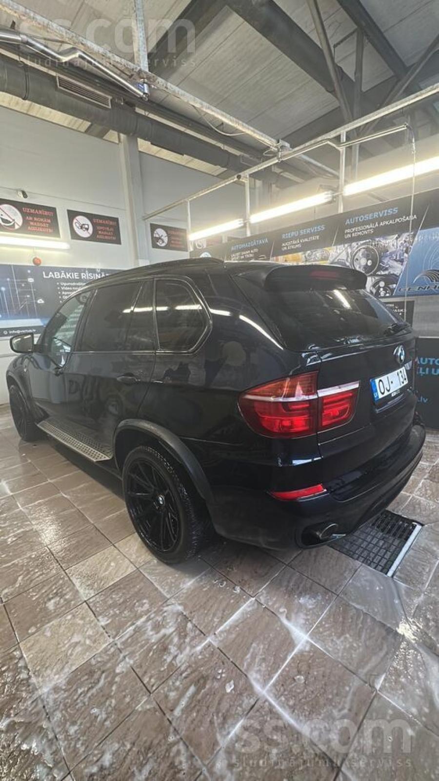 Black BMW X5 2011 in Riga, with an engine capacity of 3.00 L and mileage of 275 thousand km for 12700 €, photo 5 on AUTOMOTO.COM.LV