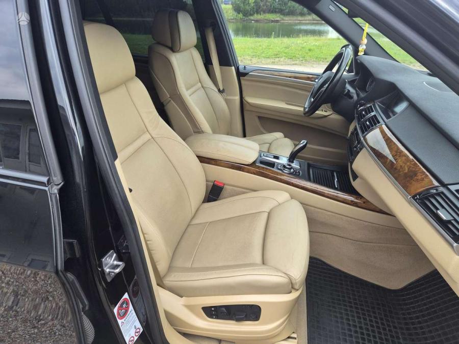 Black BMW X5 2011 in Vilnius, with an engine capacity of 2.99 L and mileage of 269 thousand km for 9500 €, photo 8 on AUTOMOTO.COM.LV