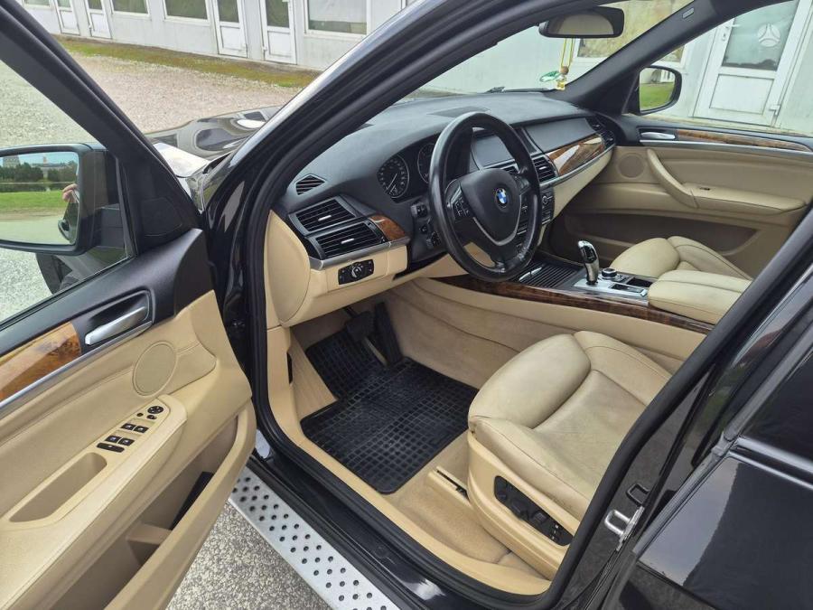Black BMW X5 2011 in Vilnius, with an engine capacity of 2.99 L and mileage of 269 thousand km for 9500 €, photo 12 on AUTOMOTO.COM.LV