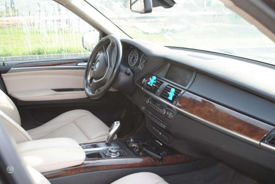 Black BMW X5 2011 in Jonava, with an engine capacity of 2.99 L and mileage of 350 thousand km for 7750 €, photo 5 on AUTOMOTO.COM.LV