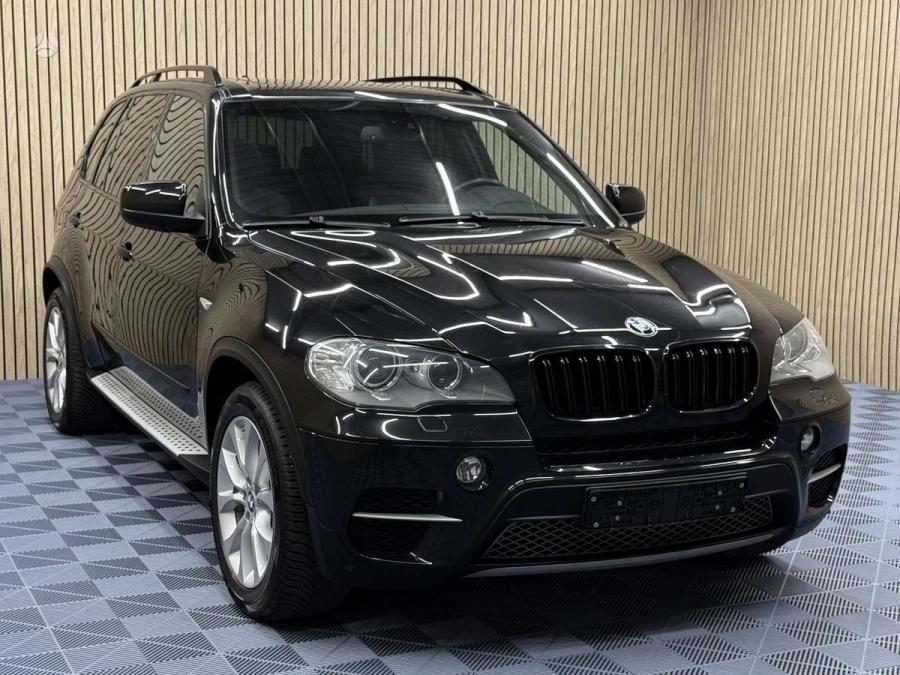 Black BMW X5 2011 in Marijampole, with an engine capacity of 2.99 L and mileage of 210 thousand km for 9950 €, photo 1 on AUTOMOTO.COM.LV