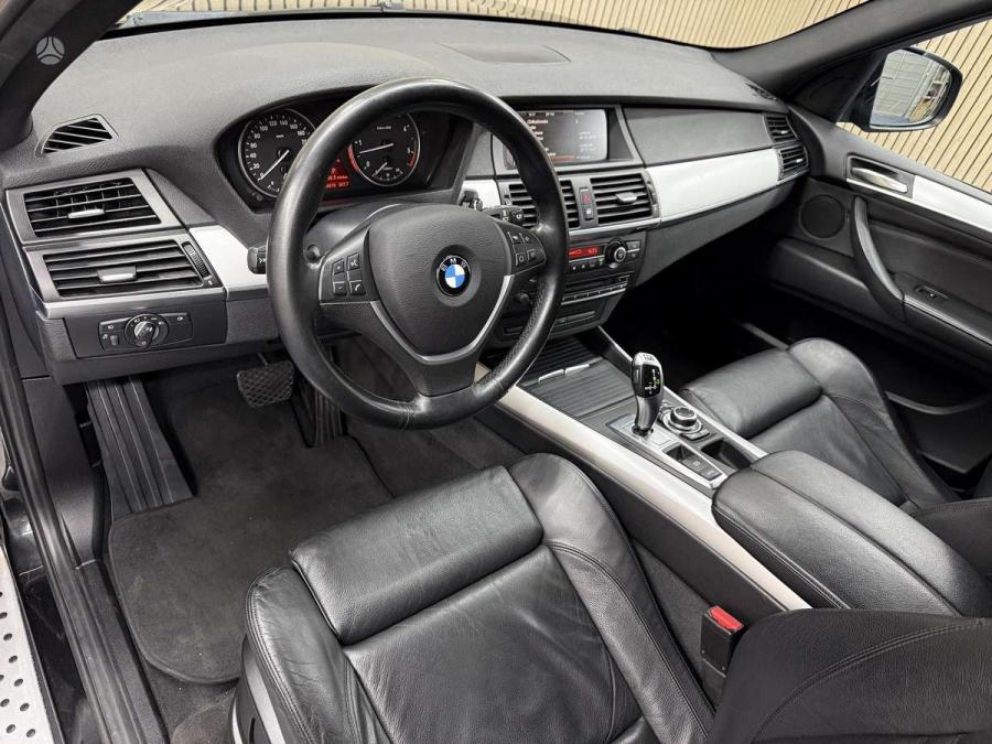 Black BMW X5 2011 in Marijampole, with an engine capacity of 2.99 L and mileage of 210 thousand km for 9950 €, photo 3 on AUTOMOTO.COM.LV