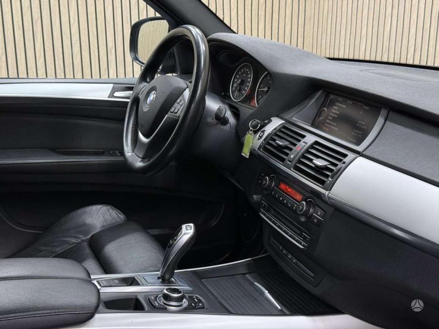 Black BMW X5 2011 in Marijampole, with an engine capacity of 2.99 L and mileage of 210 thousand km for 9950 €, photo 23 on AUTOMOTO.COM.LV