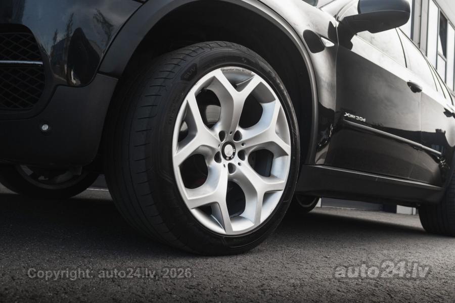 Black BMW X5 2011 in Tallinn, with an engine capacity of 3.00 L and mileage of 393 thousand km for 7990 €, photo 28 on AUTOMOTO.COM.LV